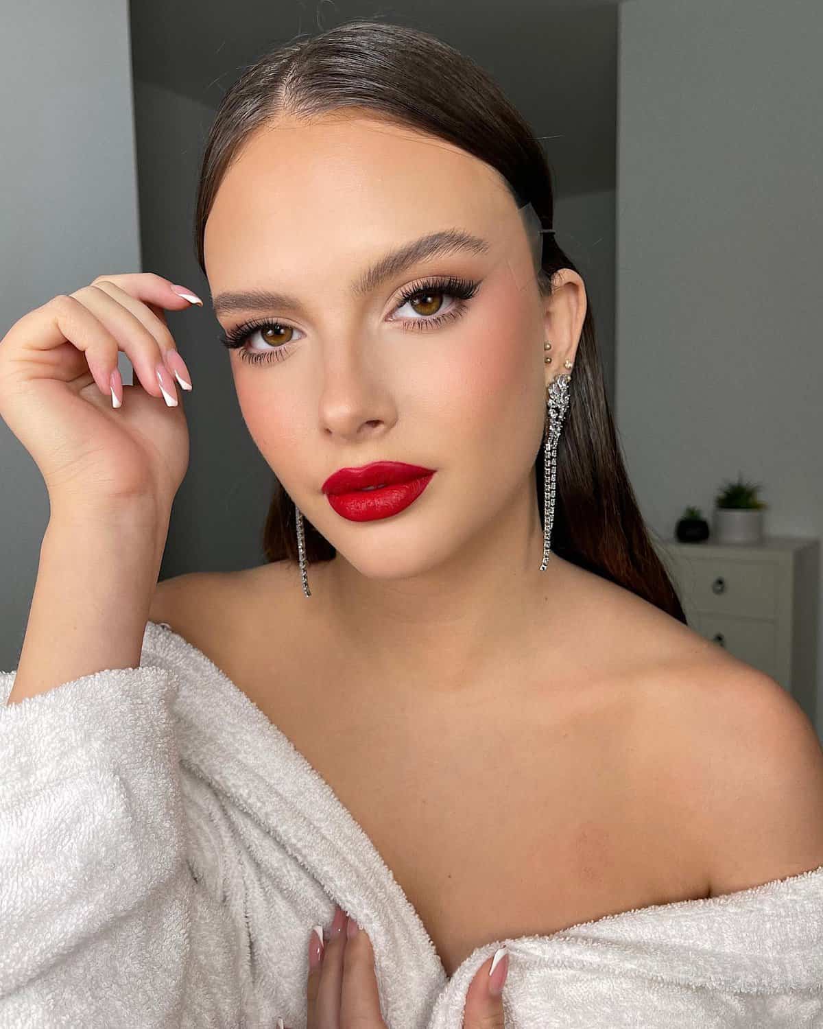 15 Stunning Red Lipstick Makeup Looks - Real Beauty School