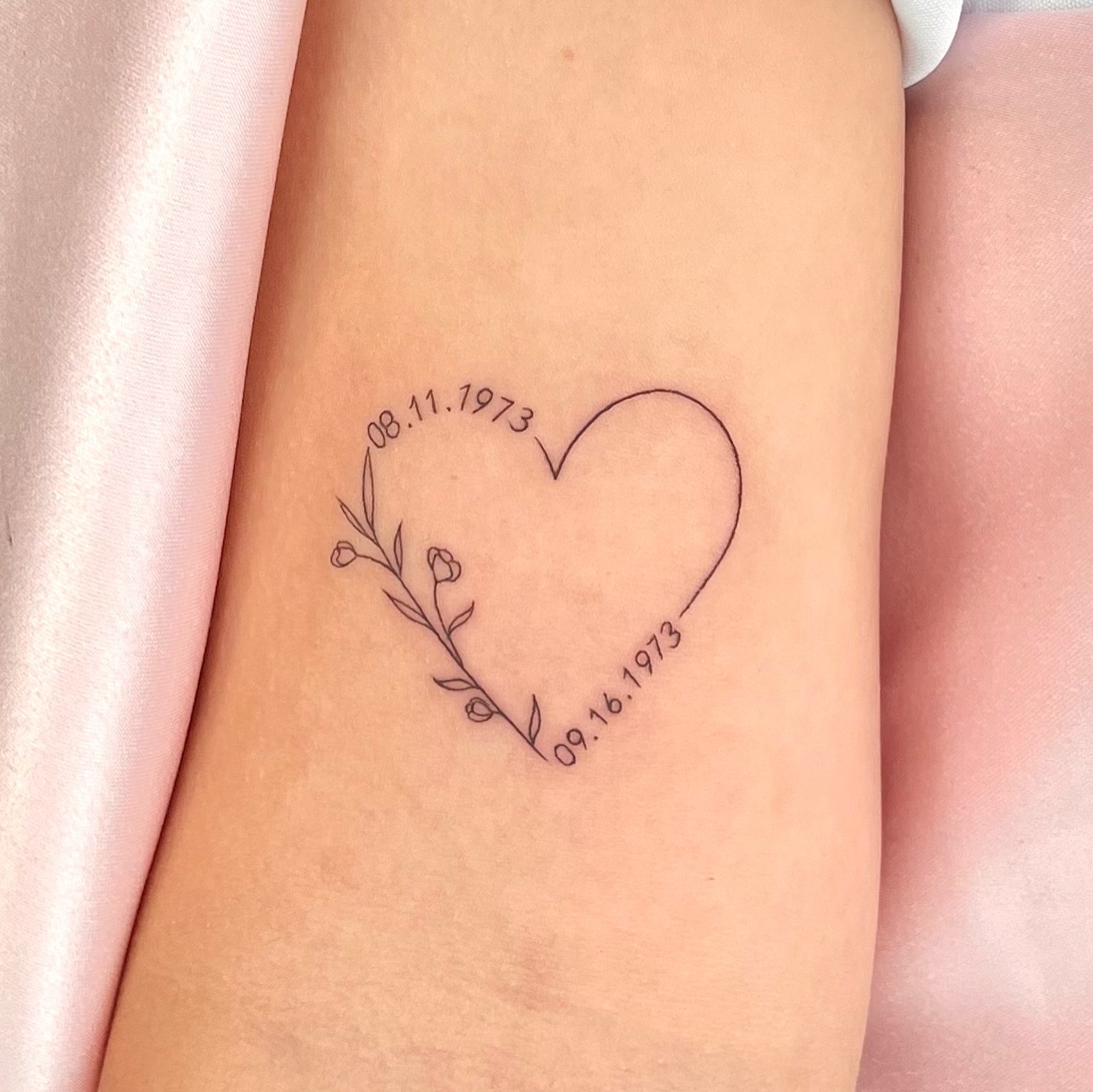 40+ Minimalist Tattoos That Are Small, Stylish, and Seriously Adorable ...